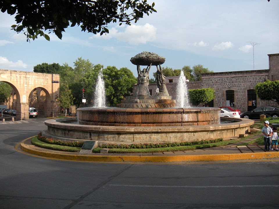 Quién fue el creador del agua colonial